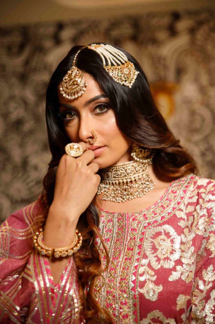 The Complete Guide to Dusky Skin Tone: Makeup, Skincare, & Fashion Tips